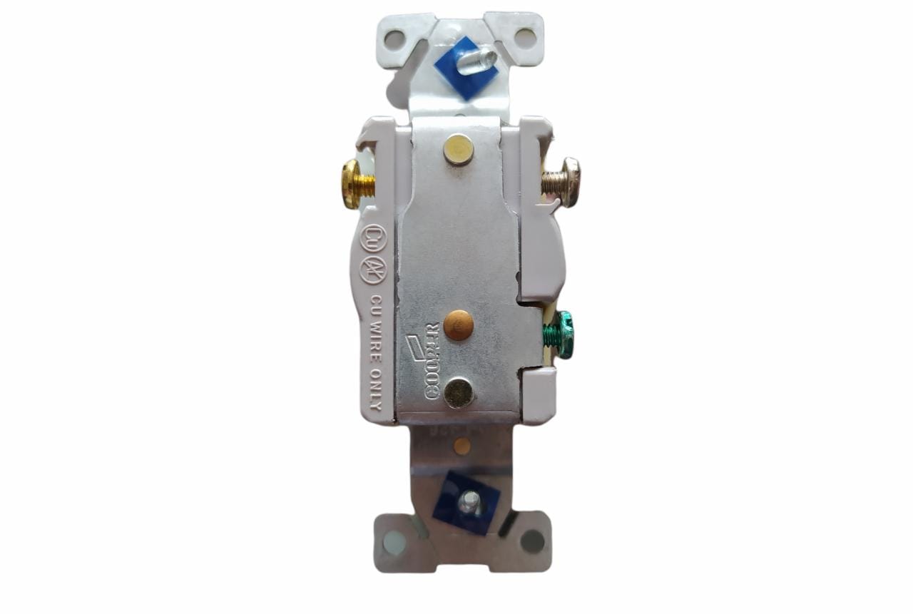 TOMACORRIENTE SENCILLO EMP 20A-125V CHINO TUERTO COOPER